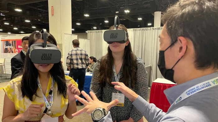 米国初！緩和ケアVR教材を救急医学専門医と共同開発！米国老年医学会「GSA2023」でVRセミナーを開催！ | NEWSCAST